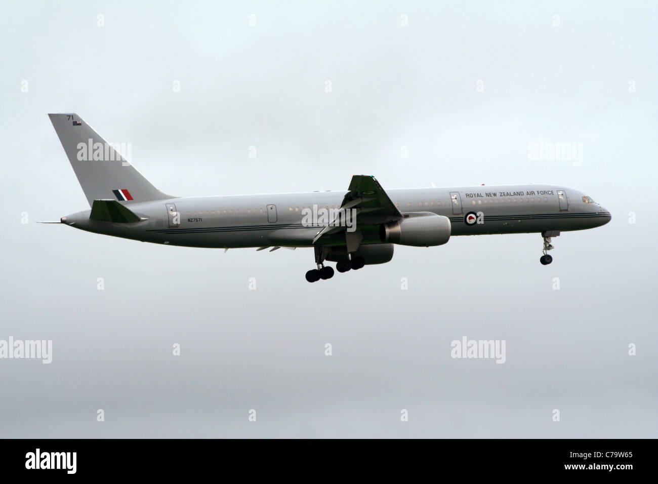 New Zealand Air Force Boeing 757 landing Stock Photo - Alamy