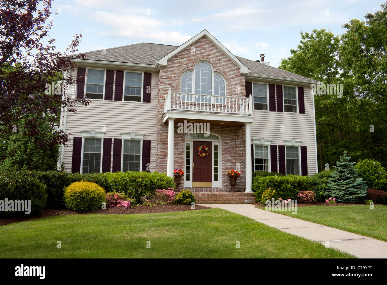 Upper class upper class suburban house hi-res stock photography and ...