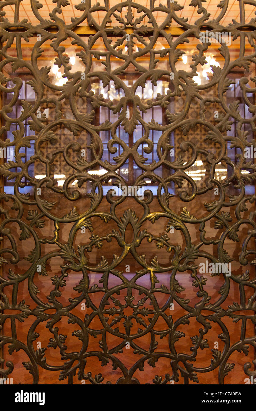 Arabesque window hi-res stock photography and images - Alamy