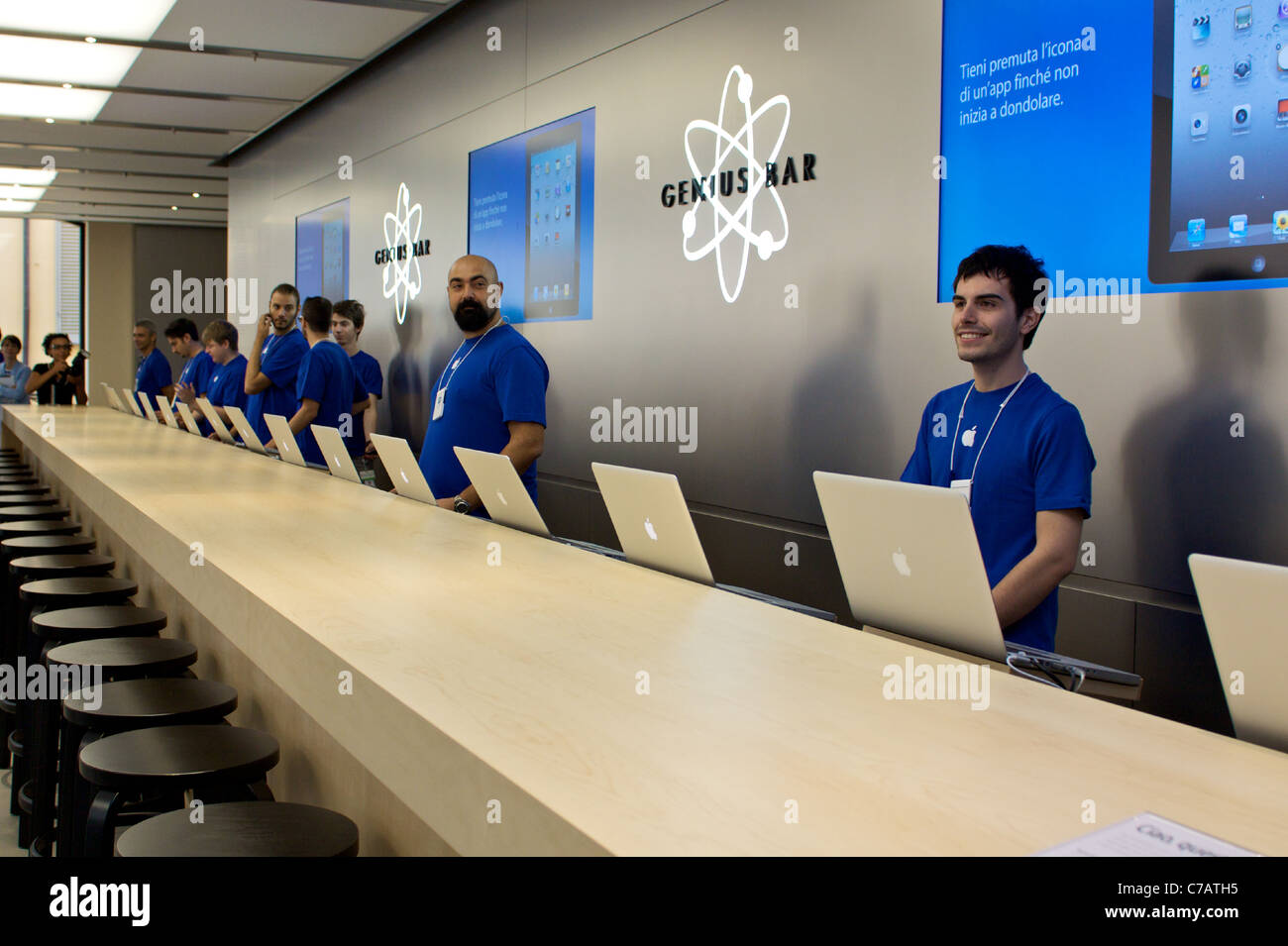 ITALY-Bologna APPLE STORE opening (16-09-2011) the 5th Italian Apple ...