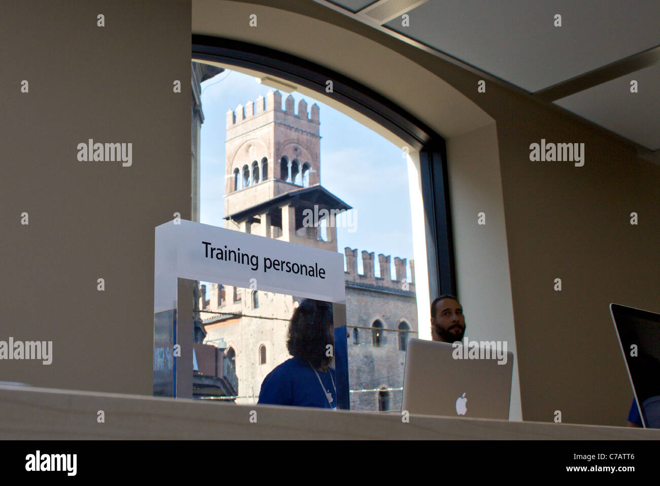 ITALY-Bologna APPLE STORE opening (16-09-2011) the 5th Italian Apple ...