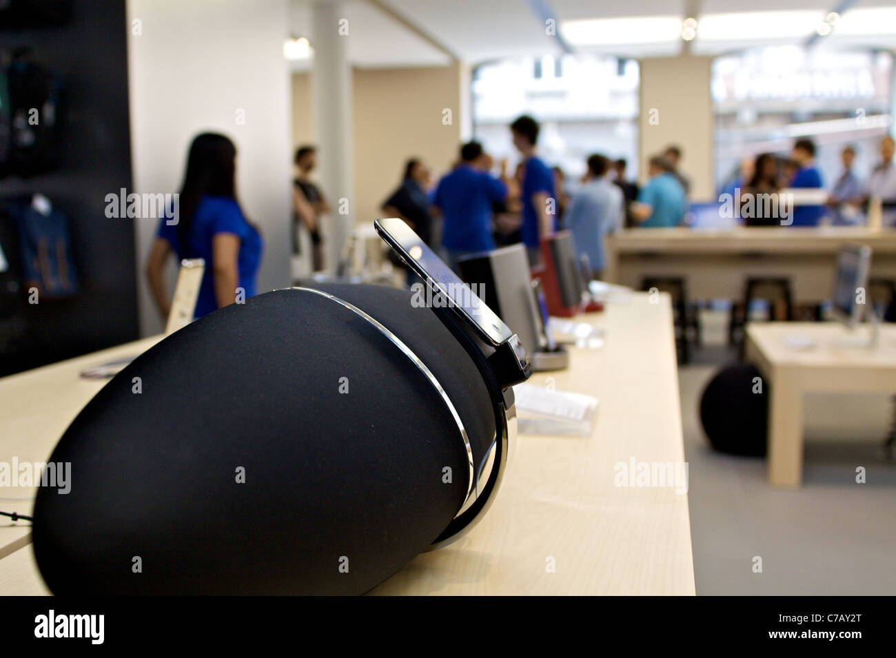 ITALY-Bologna APPLE STORE opening (16-09-2011) the 5th Italian Apple ...