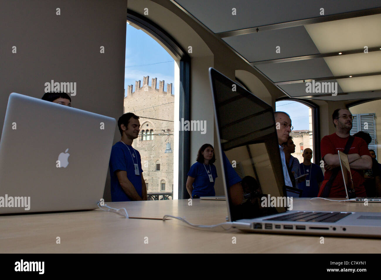 ITALY-Bologna APPLE STORE opening (16-09-2011) the 5th Italian Apple ...