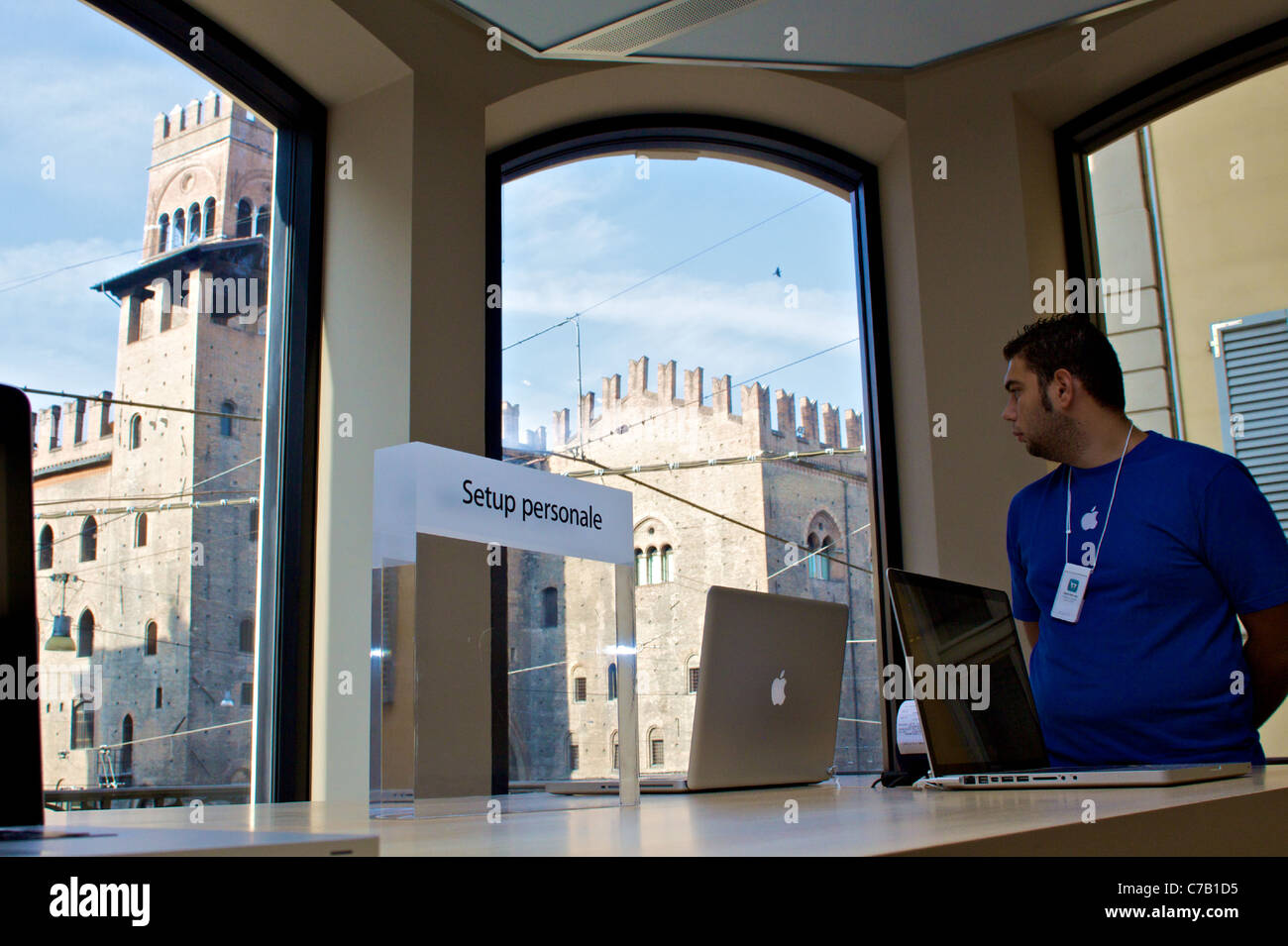 Store opening hi-res stock photography and images - Alamy