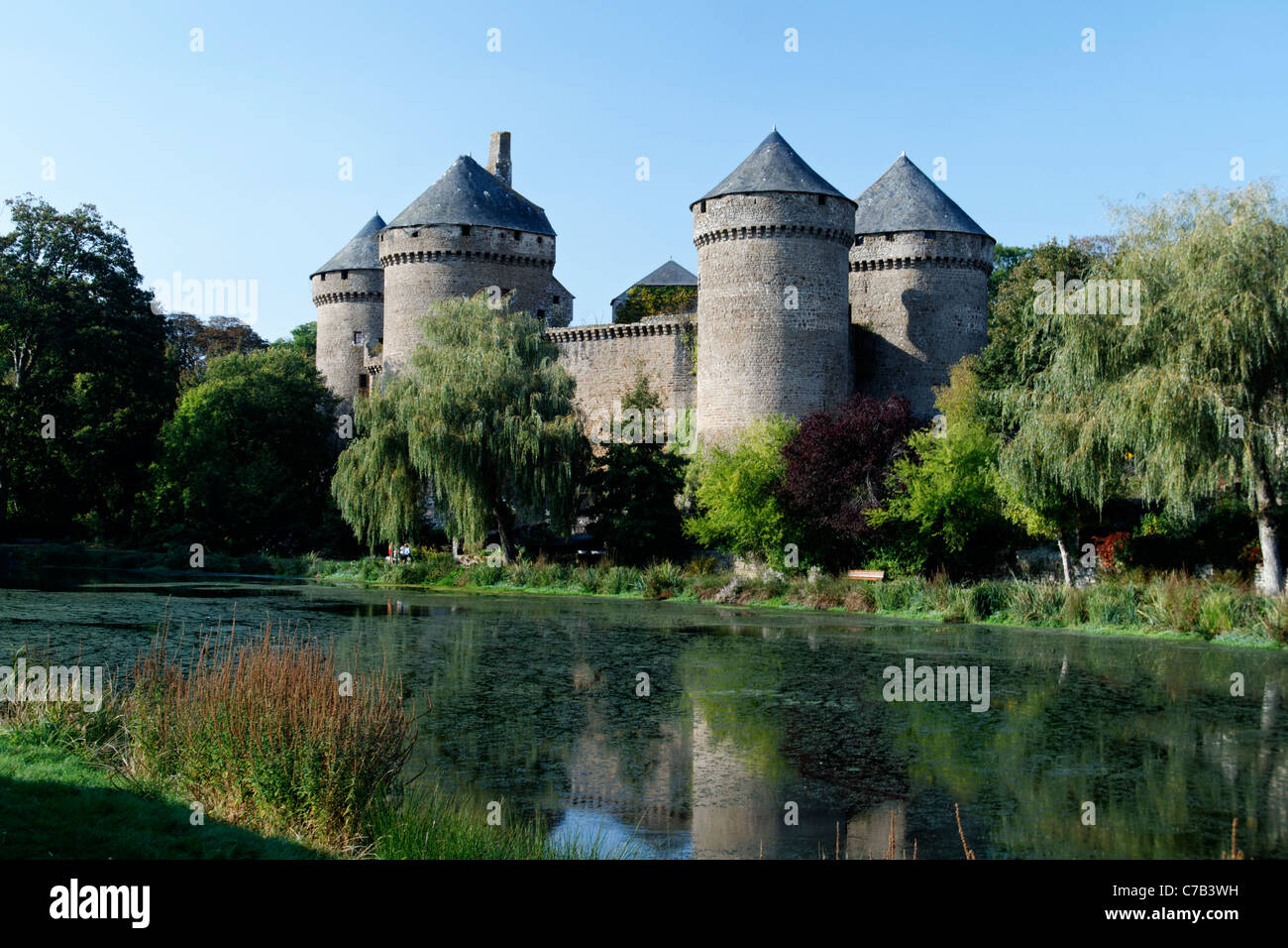 The Castle of Lassay les Châteaux and his pond (fifteenth century ...