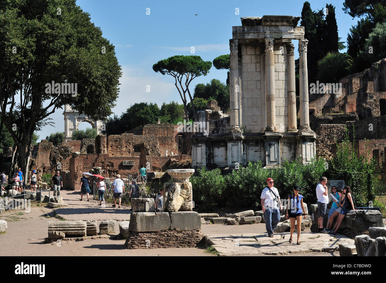Roman architecture tourists hi-res stock photography and images - Alamy