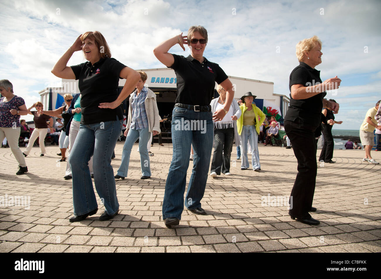 People line dancing hi-res stock photography and images - Alamy