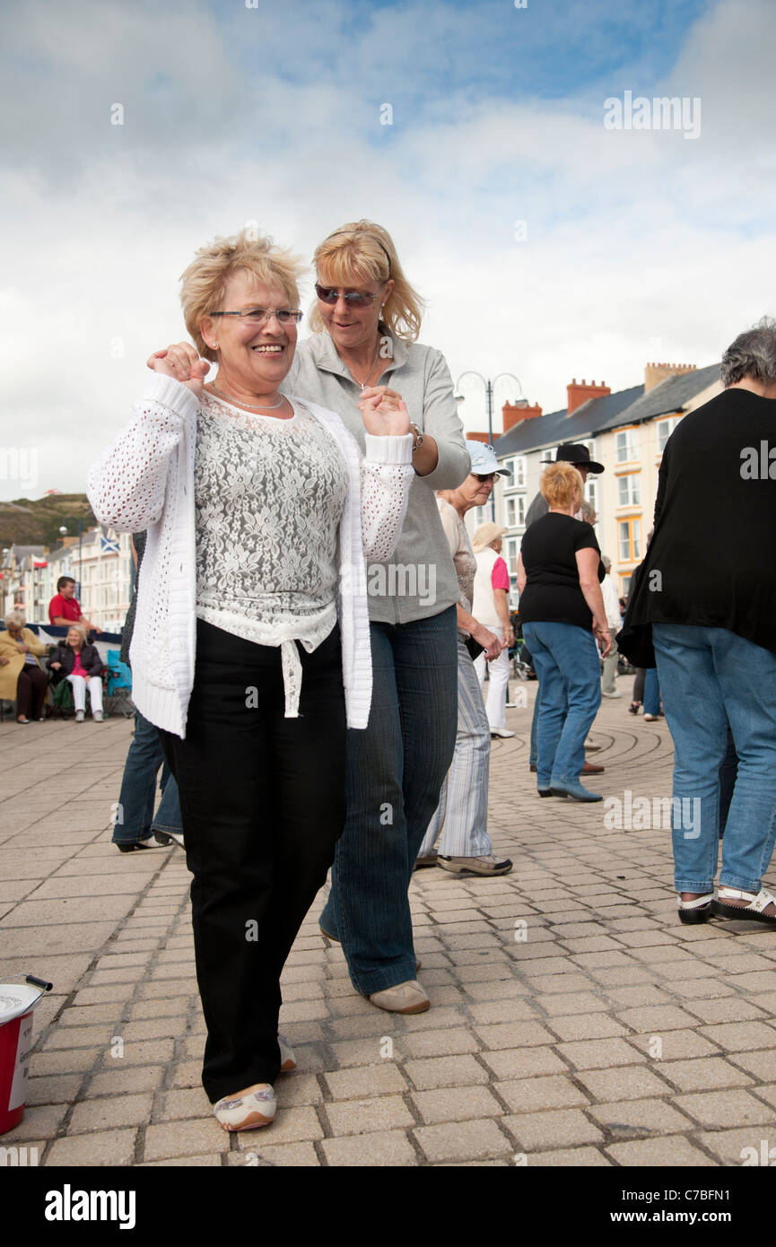 People line dancing hi-res stock photography and images - Alamy