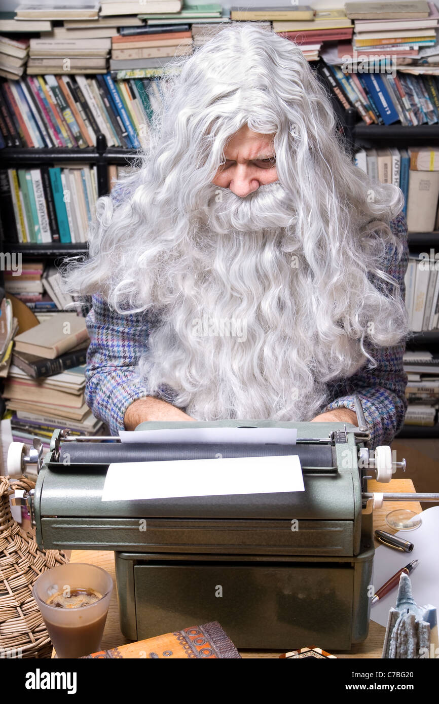 Author working on a old typewriter Stock Photo - Alamy