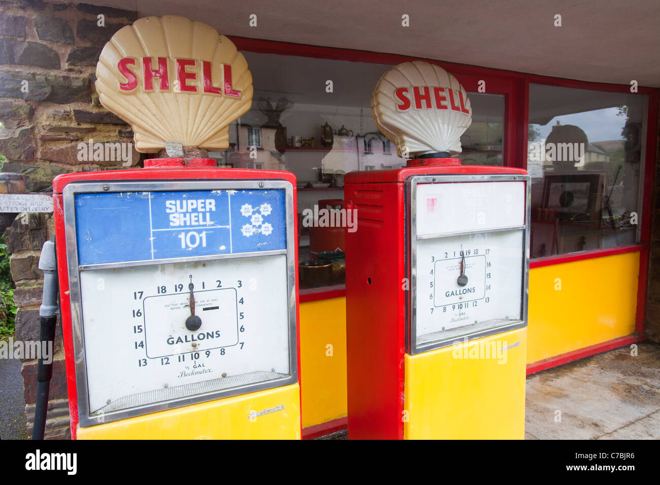 Shell petrol pumps hi-res stock photography and images - Alamy