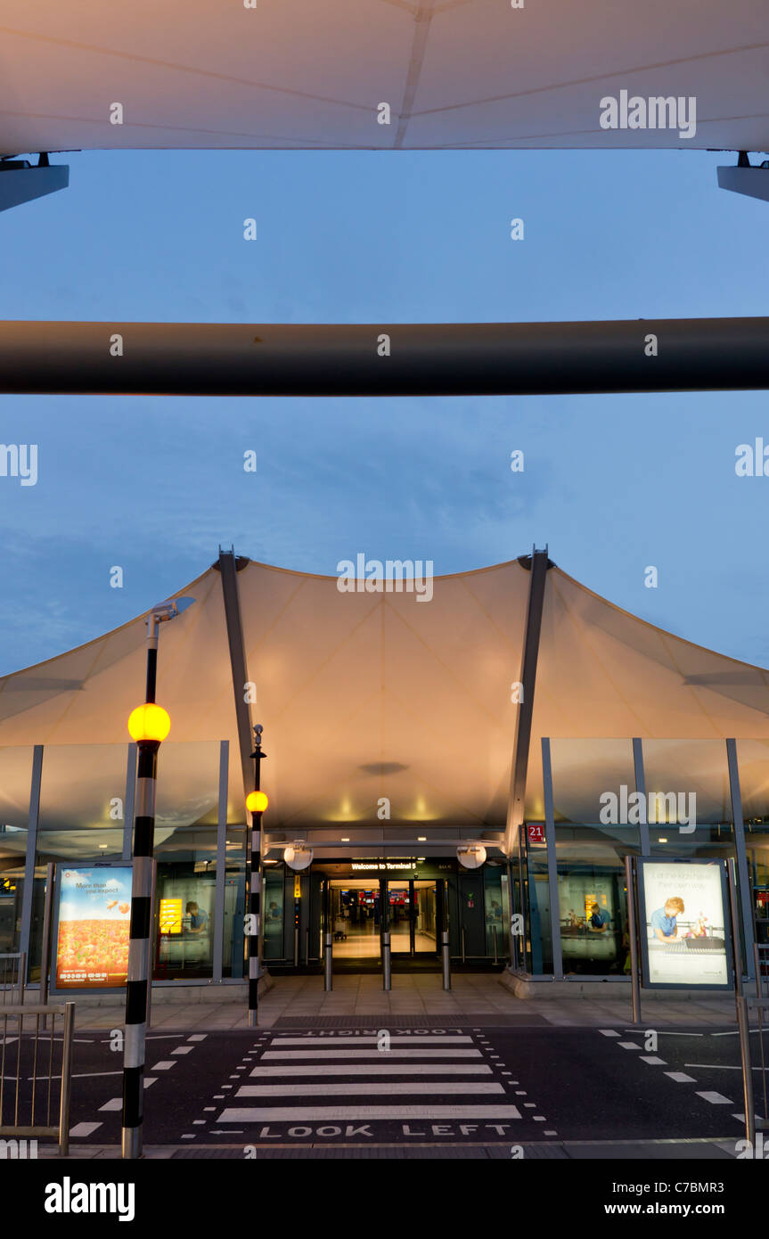 uk, england, Heathrow airport terminal 5 building dusk Stock Photo - Alamy