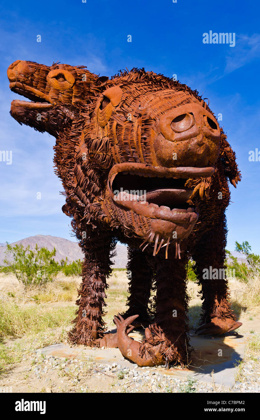 Metal sloth sculptures by Ricardo Breceda at Galleta Meadows Estate ...