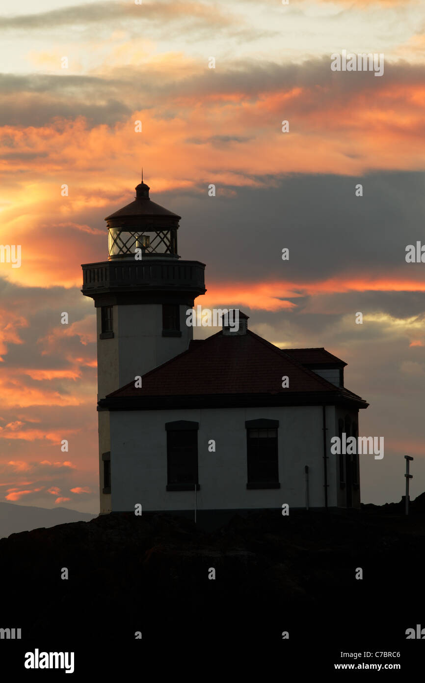 Lime Kiln Point Lighthouse silohuetted against sunset, Lime Kiln Point ...