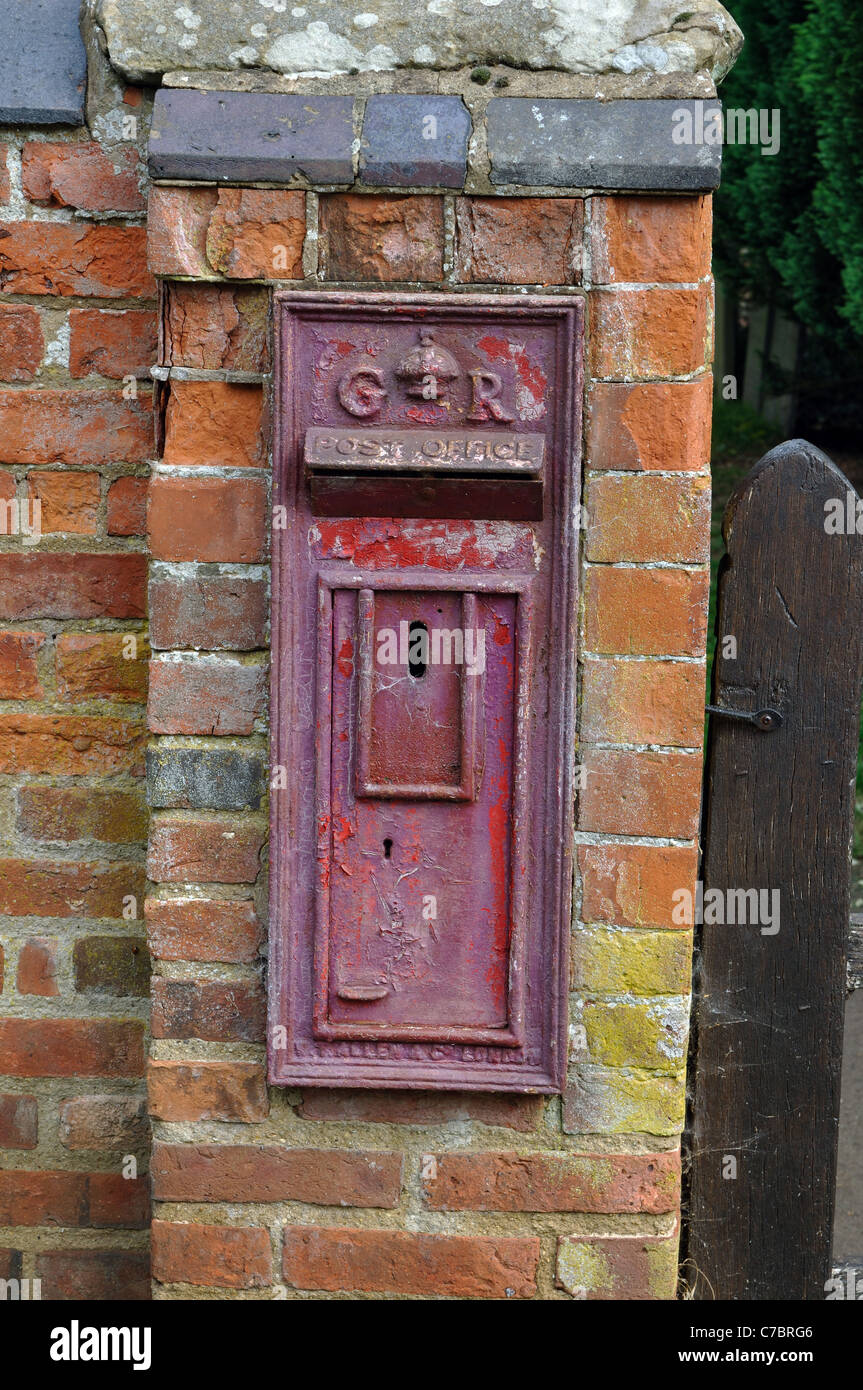 Old gr post box hi-res stock photography and images - Alamy