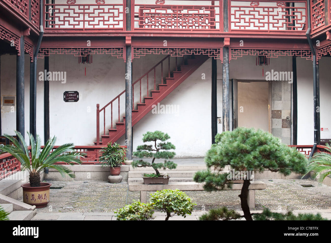 Chinese garden structure hi-res stock photography and images - Alamy
