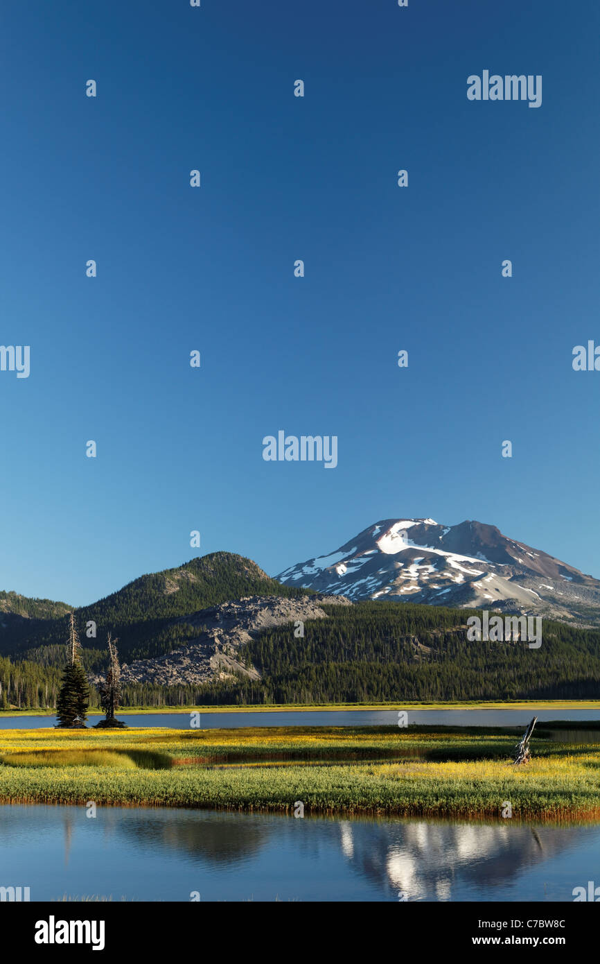 The three sisters mountain peaks at sunrise hi-res stock photography ...