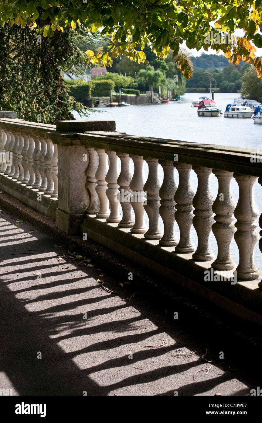 Riverside promenade thames hi-res stock photography and images - Alamy