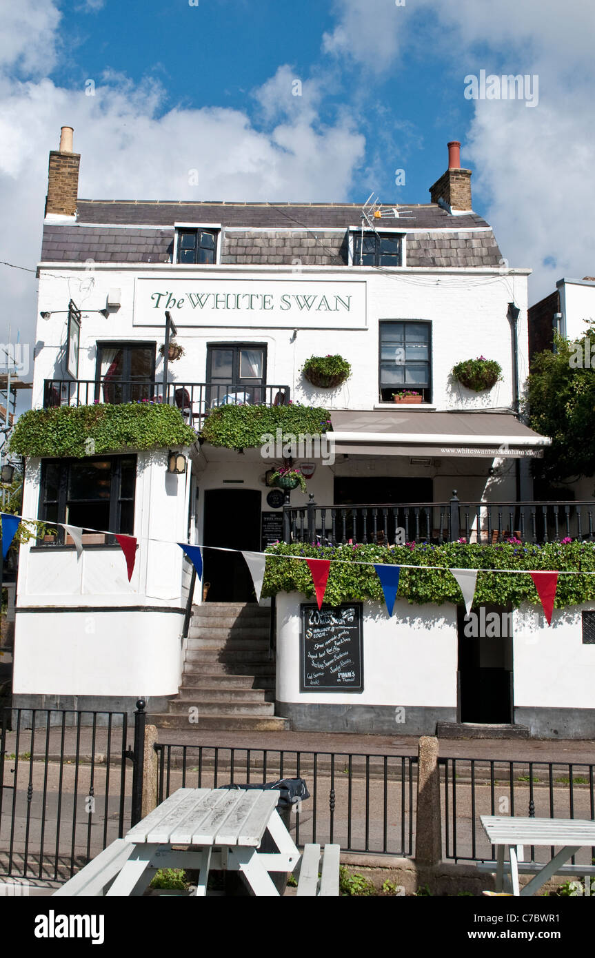 The white swan twickenham hi-res stock photography and images - Alamy