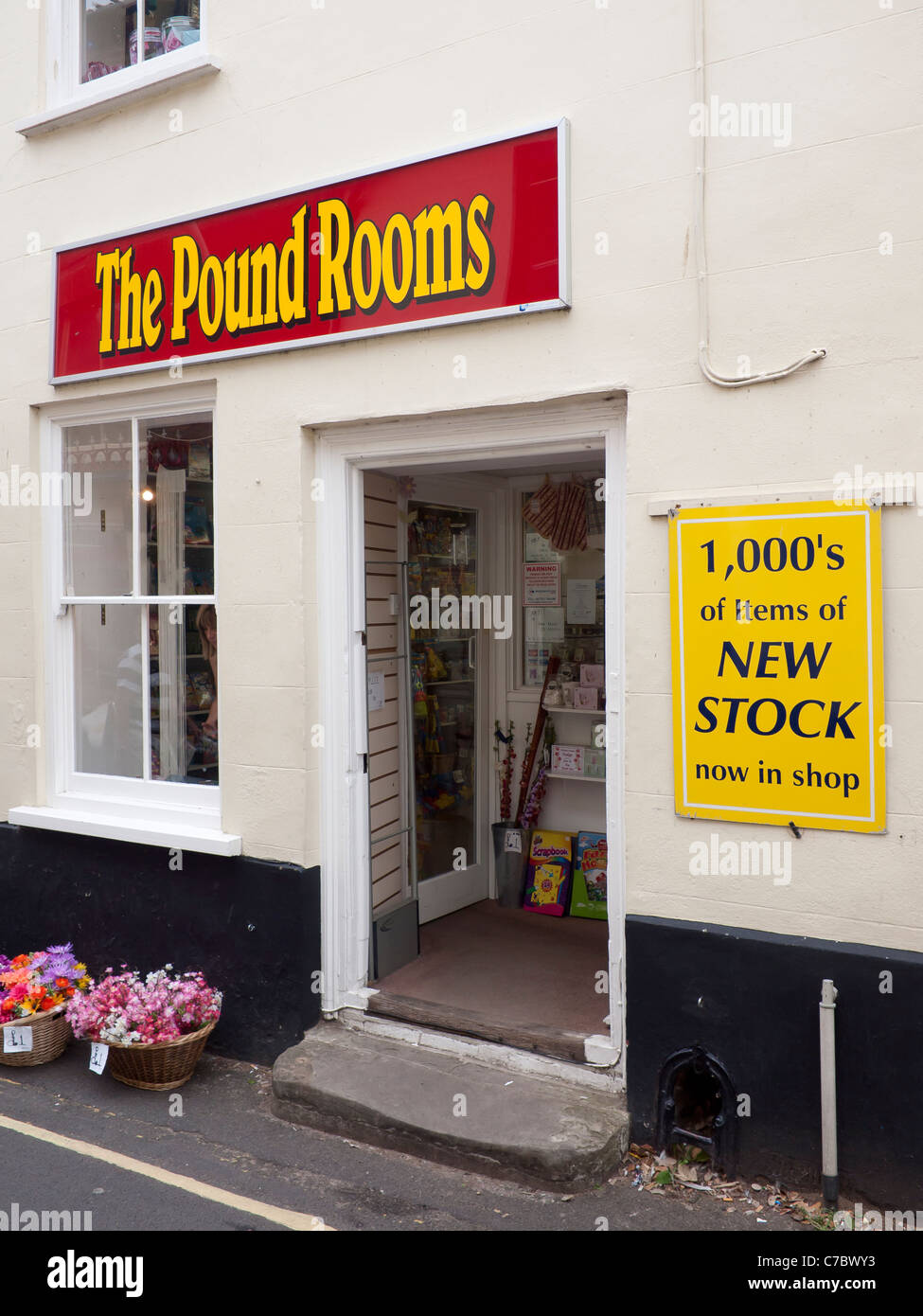 One pound store hi-res stock photography and images - Alamy