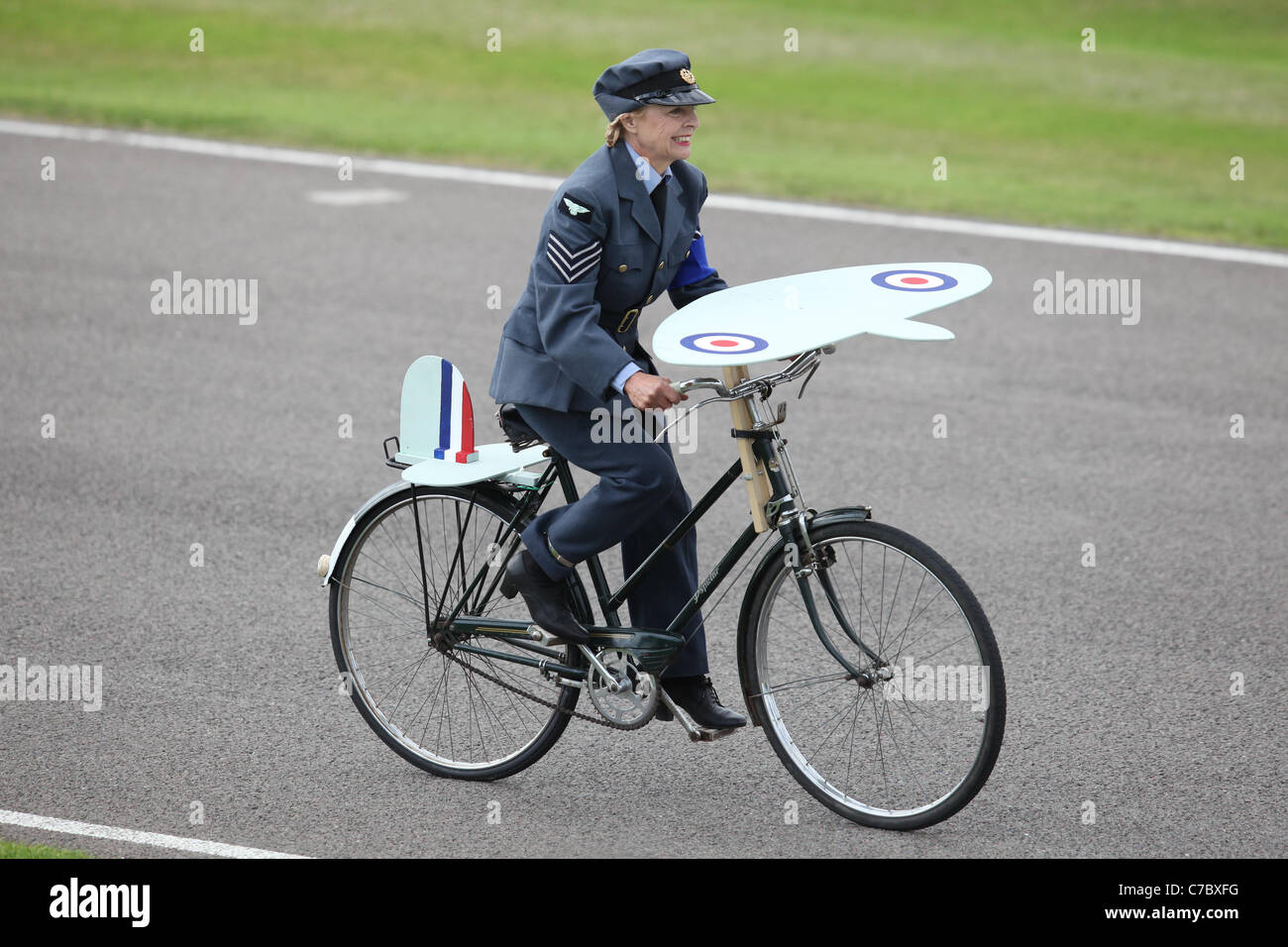 Woman dressed in raf uniform hi-res stock photography and images - Alamy