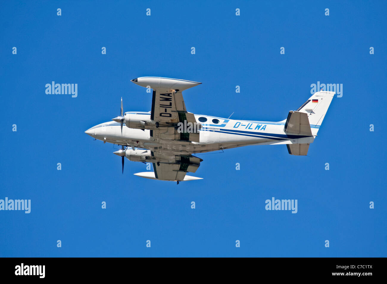 Twin engine aircraft hi-res stock photography and images - Alamy