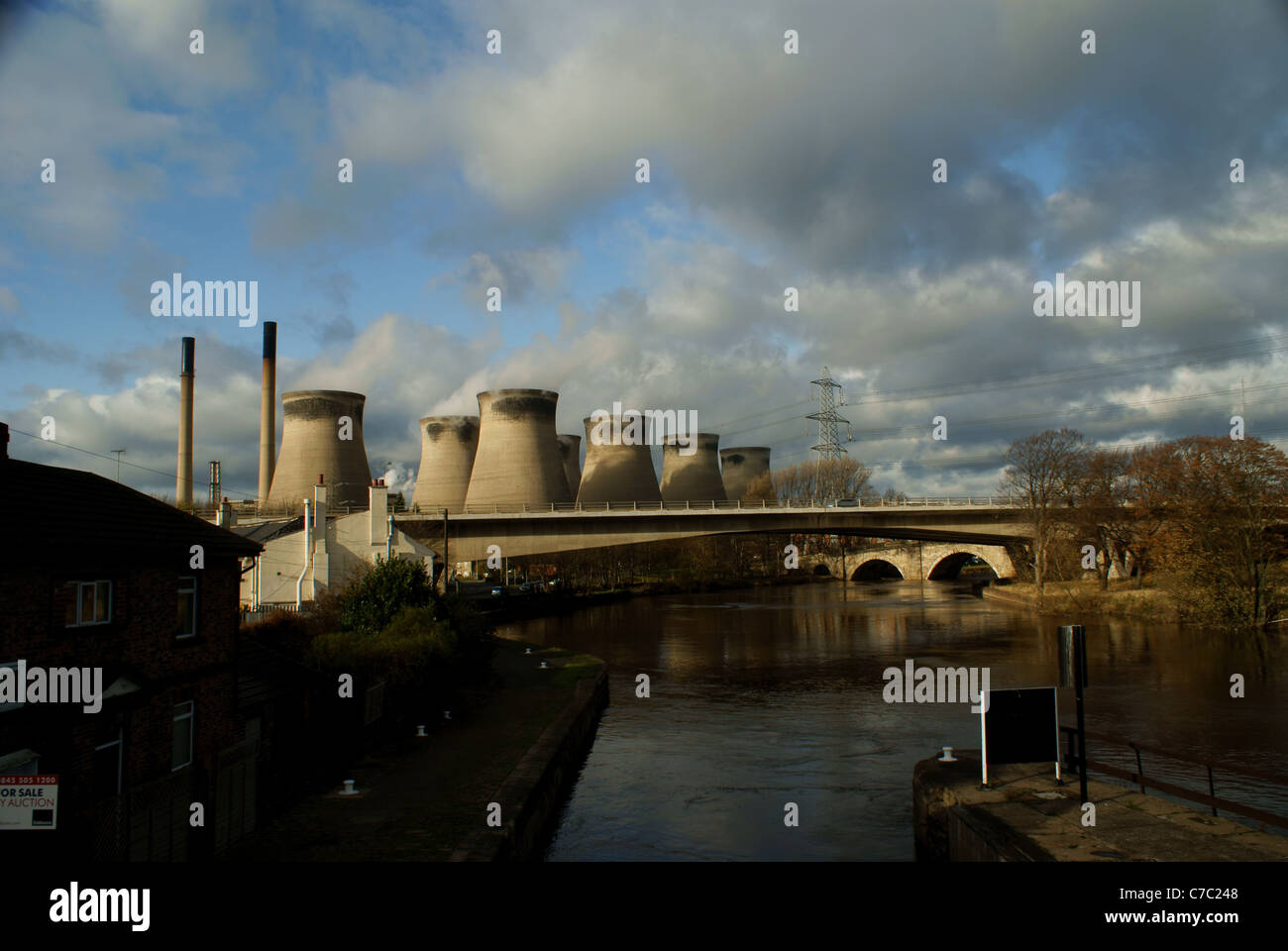 Ferrybridge power station hi-res stock photography and images - Alamy