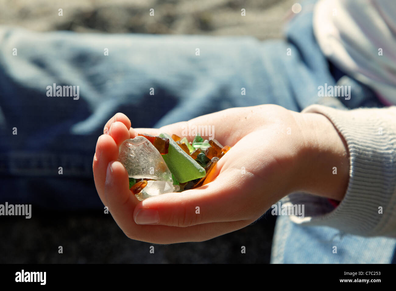 Hand holding glass shard hi-res stock photography and images - Alamy