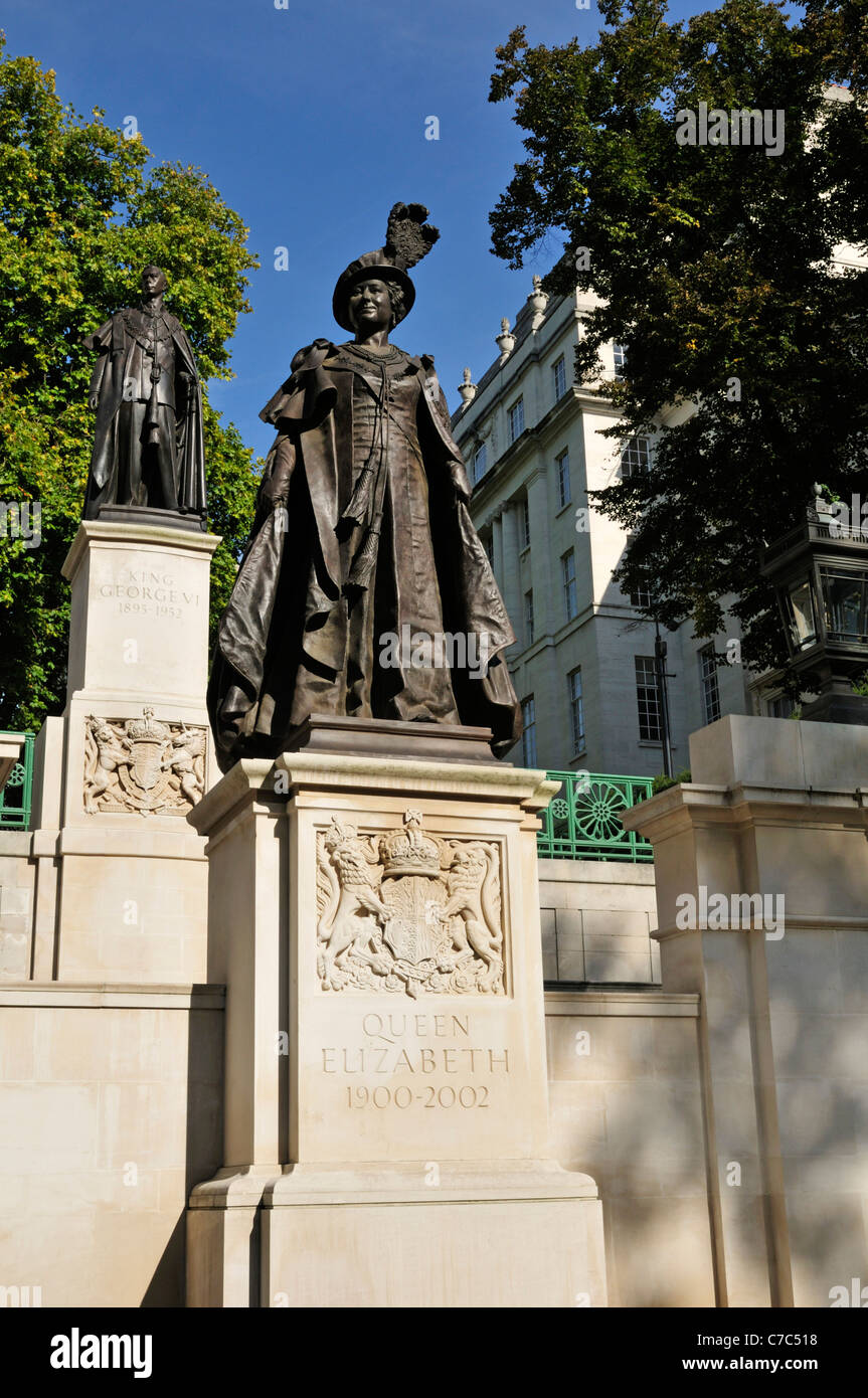 Statues queen elizabeth queen mother hi-res stock photography and ...