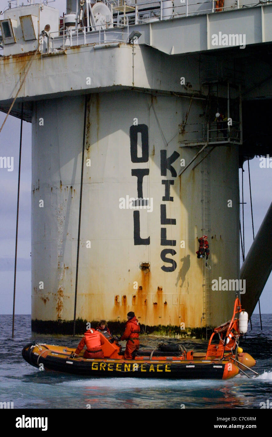 Six Greenpeace activists protest against drilling for oil, on a rig in ...