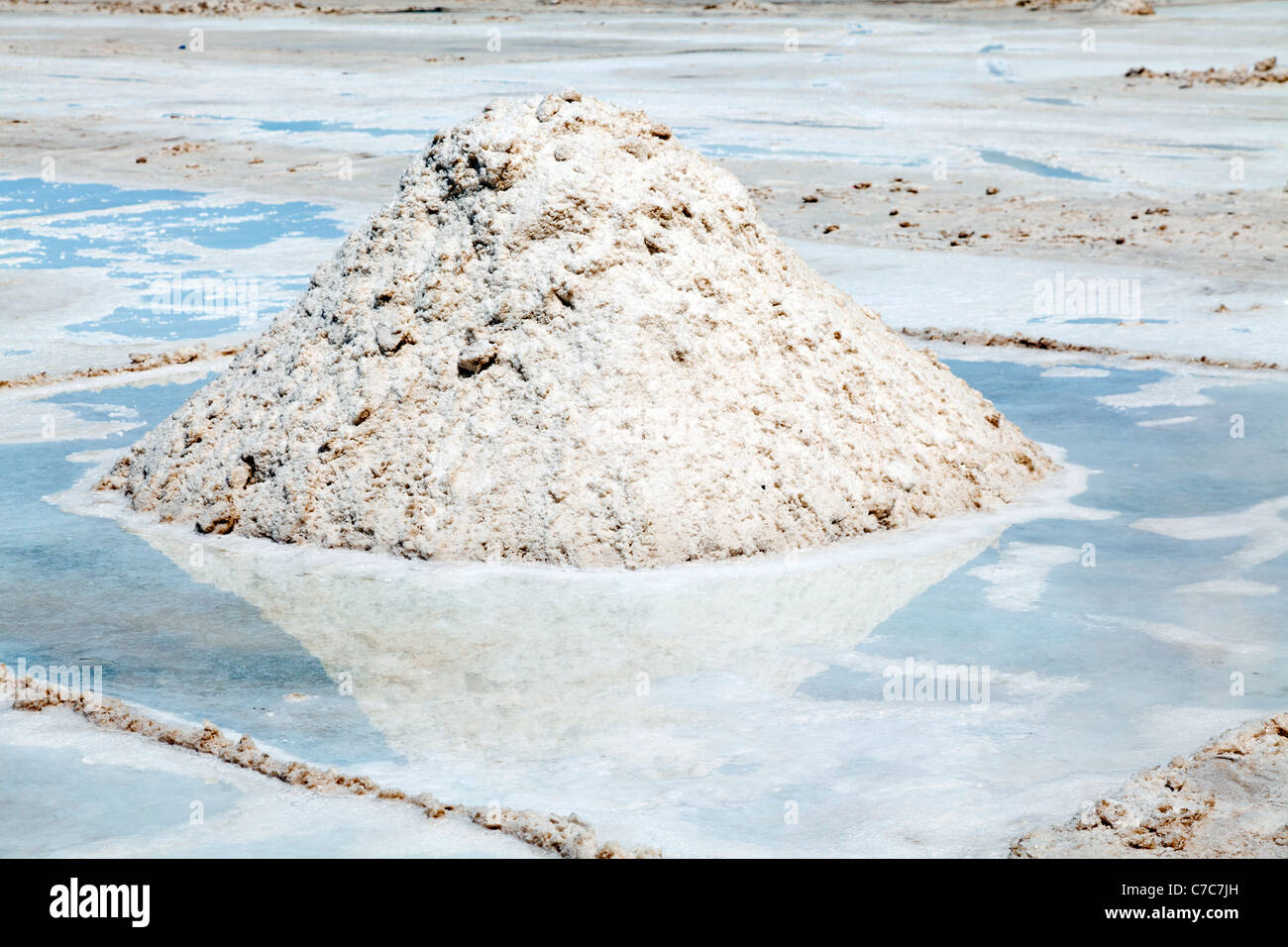 Piles of salt drying in the sun, Salar de Uyuni, Bolivia Stock Photo ...