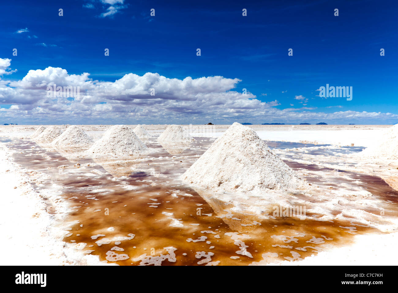 Piles of salt drying in the sun, Salar de Uyuni, Bolivia Stock Photo ...