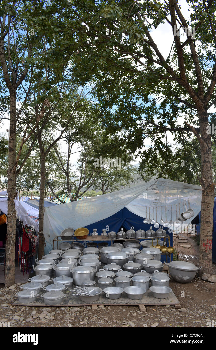 A make-do shop sells pots and pans after an earthquake (2010) turned ...