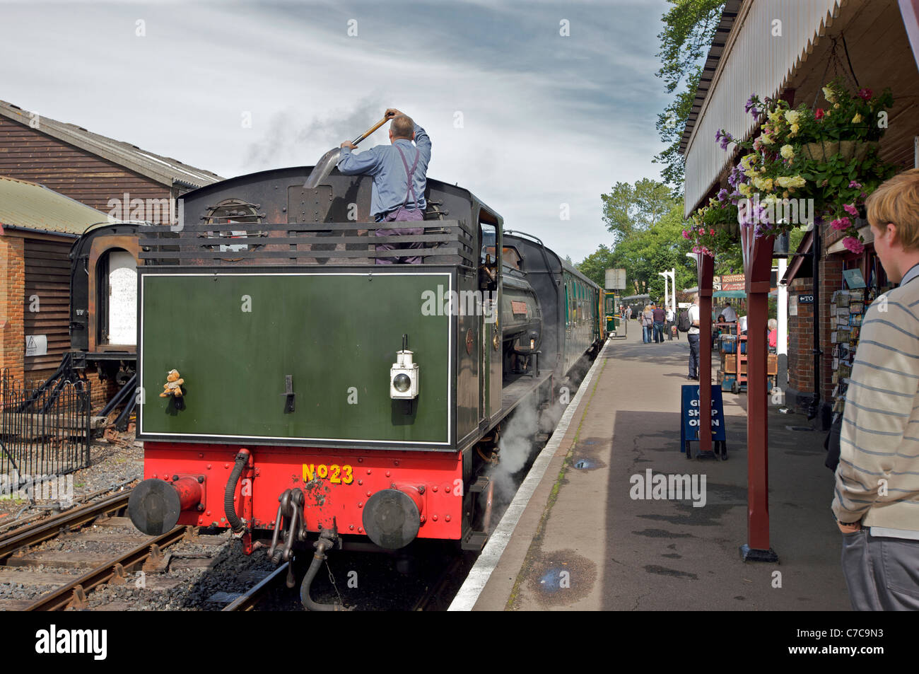 Steam train carriages hi-res stock photography and images - Alamy