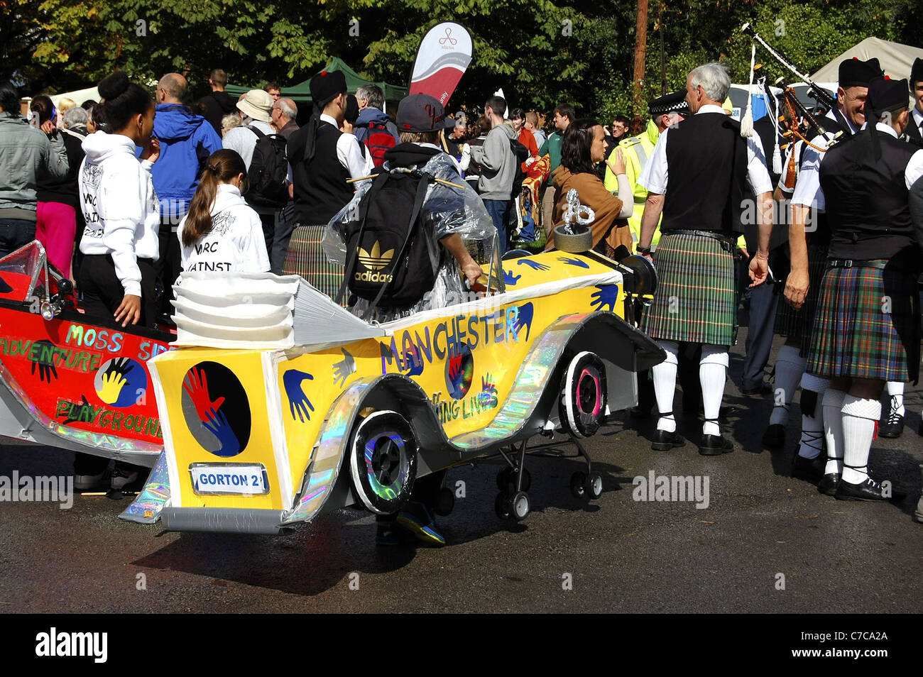 Children on parade float hi-res stock photography and images - Alamy