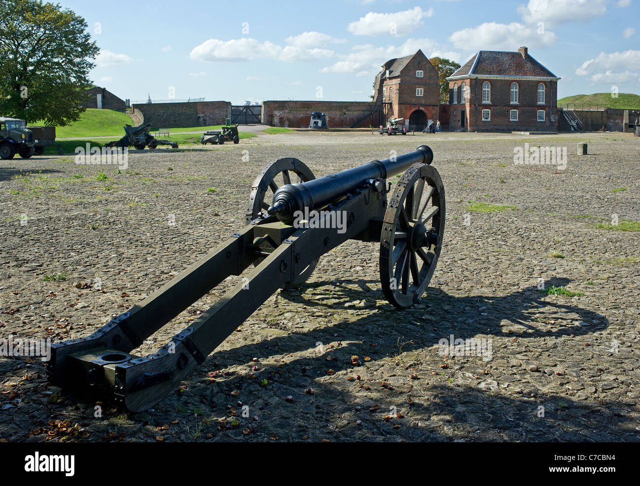 Military cannon display hi-res stock photography and images - Alamy