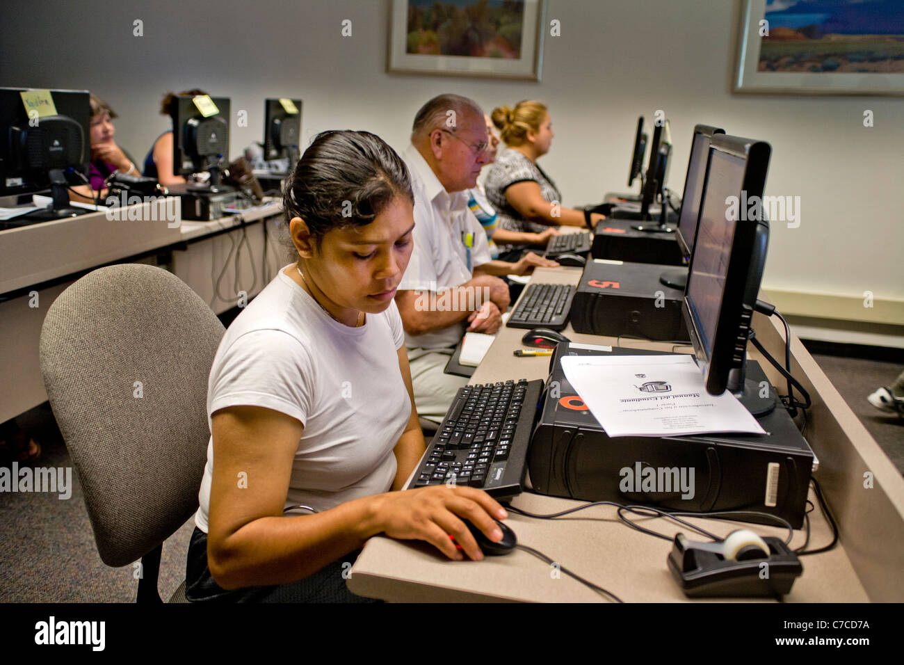Seniors learning computer skills hi-res stock photography and images ...
