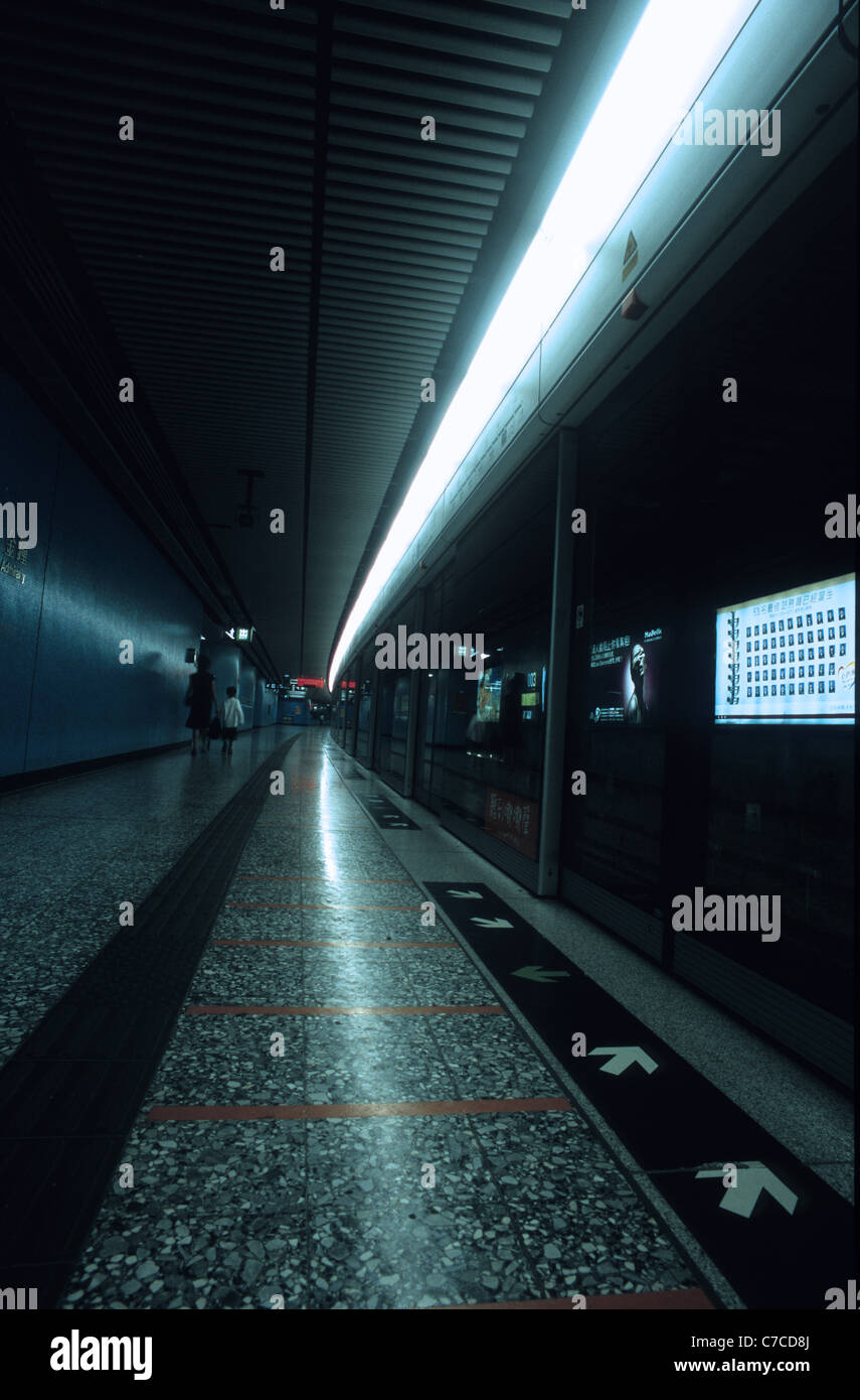 subway platform in hong kong Stock Photo - Alamy