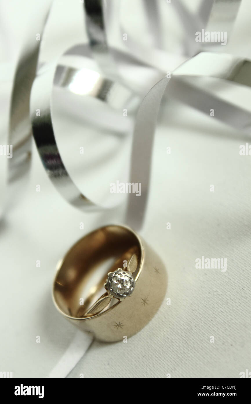 Silver wedding rings hi-res stock photography and images - Alamy