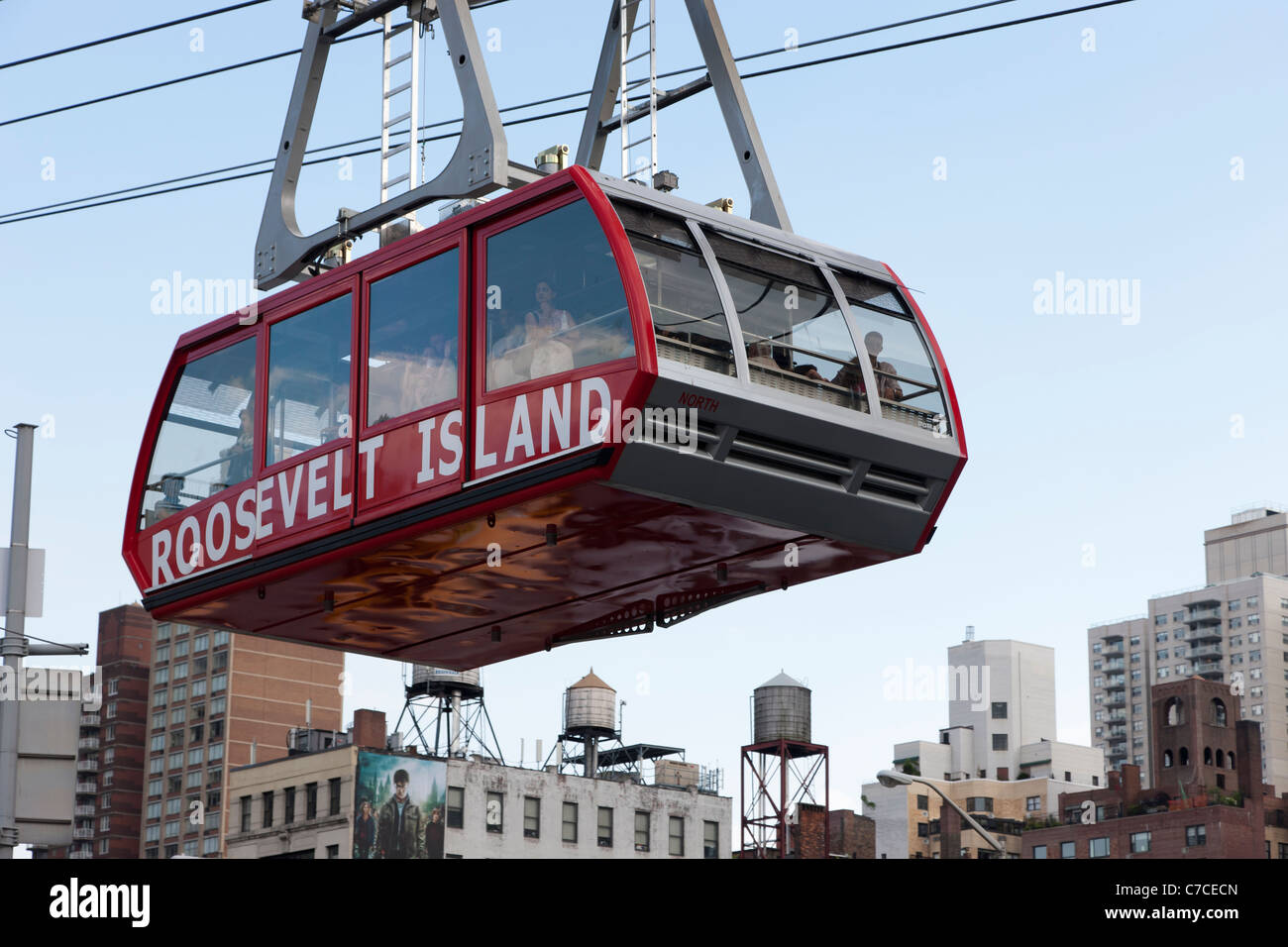 The Roosevelt Island Tram approaches the Manhattan station in New York ...