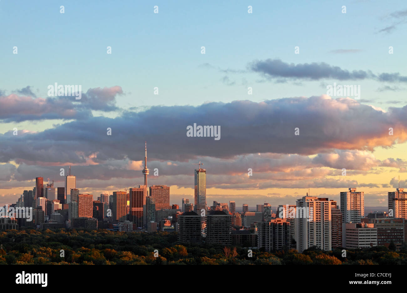 Toronto skyline hi-res stock photography and images - Alamy