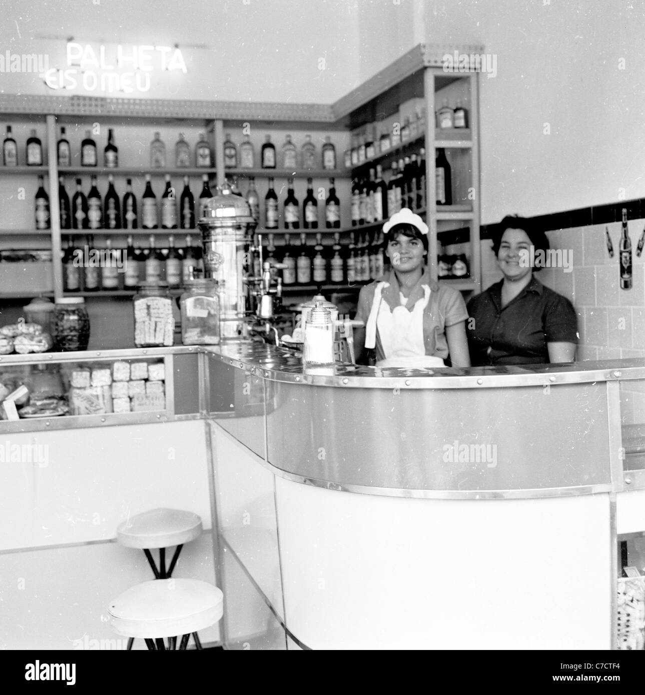 Waitress 1950s hi-res stock photography and images - Alamy
