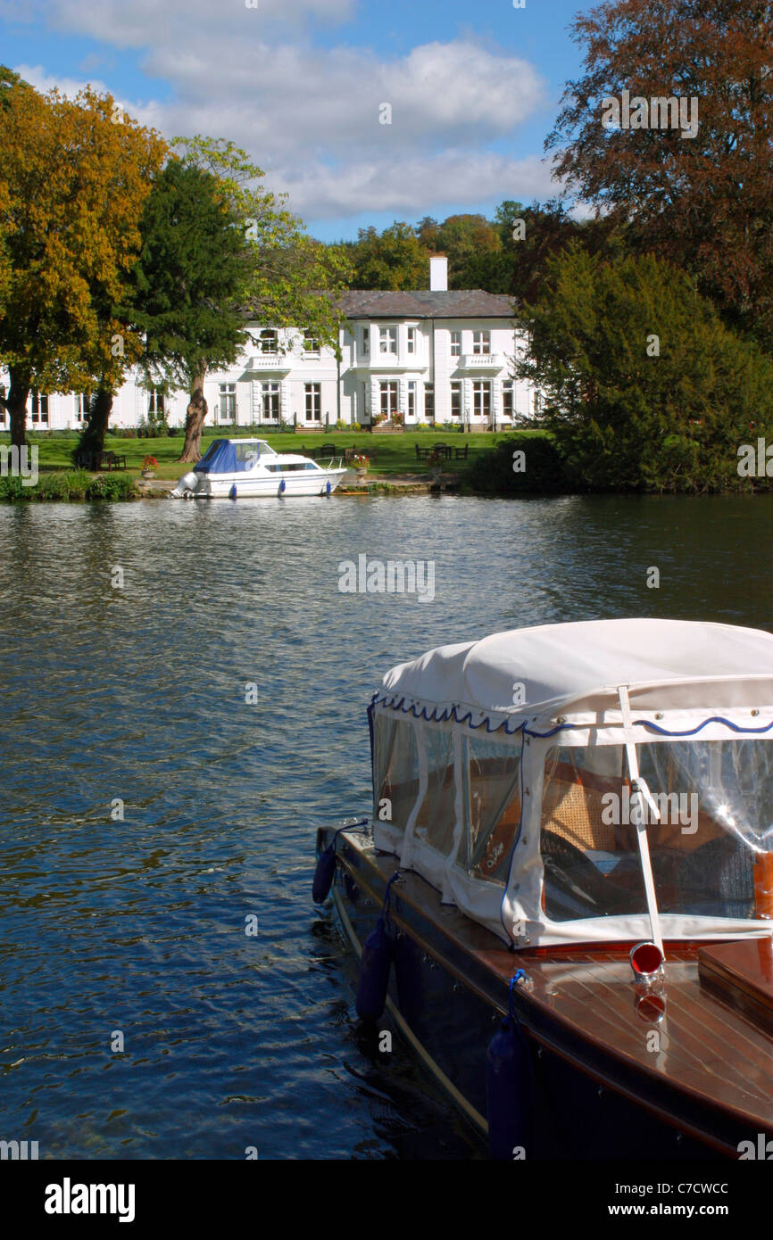 Riverside house, River Thames, Henley-on-Thames, Oxfordshire, Chilterns ...