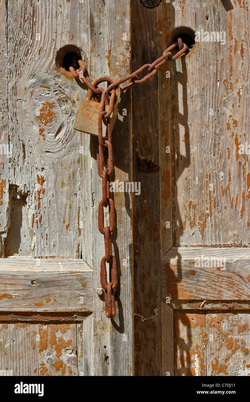 Old rusty chain hi-res stock photography and images - Alamy