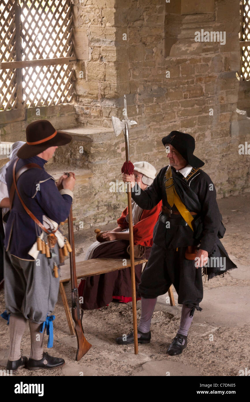 English civil war soldiers hi-res stock photography and images - Alamy