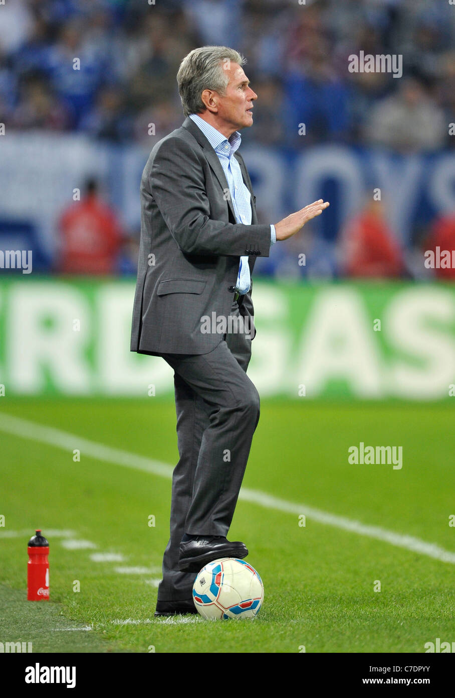 Fc bayern coach hi-res stock photography and images - Alamy