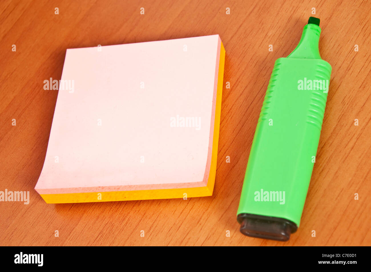 Closeup to post it and marker pen Stock Photo - Alamy