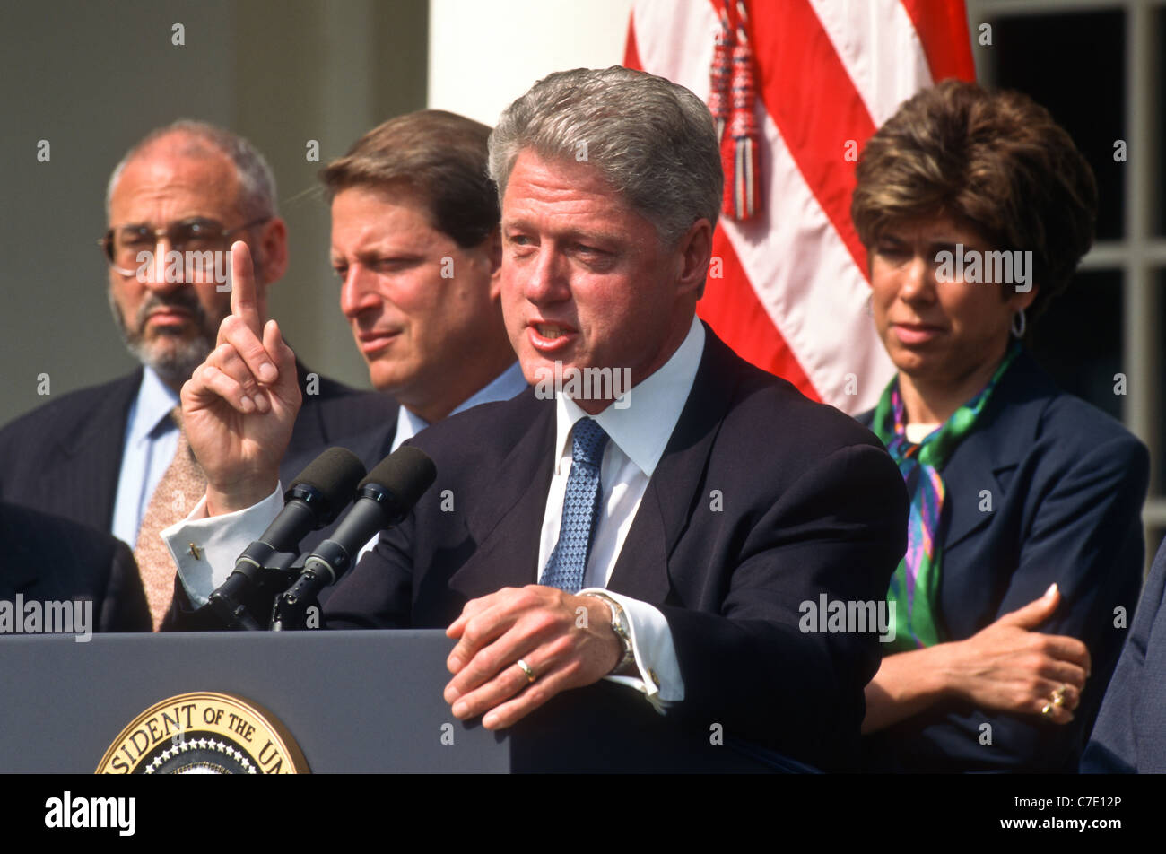 US President Bill Clinton discusses the economy at the White House ...