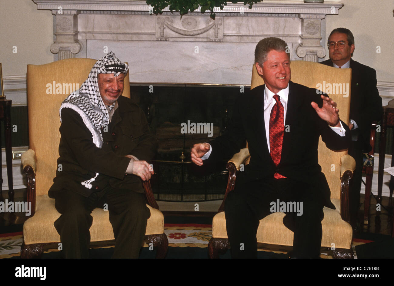 US Bill Clinton meets with PLO leader Yassir Arafat in the Oval Office ...