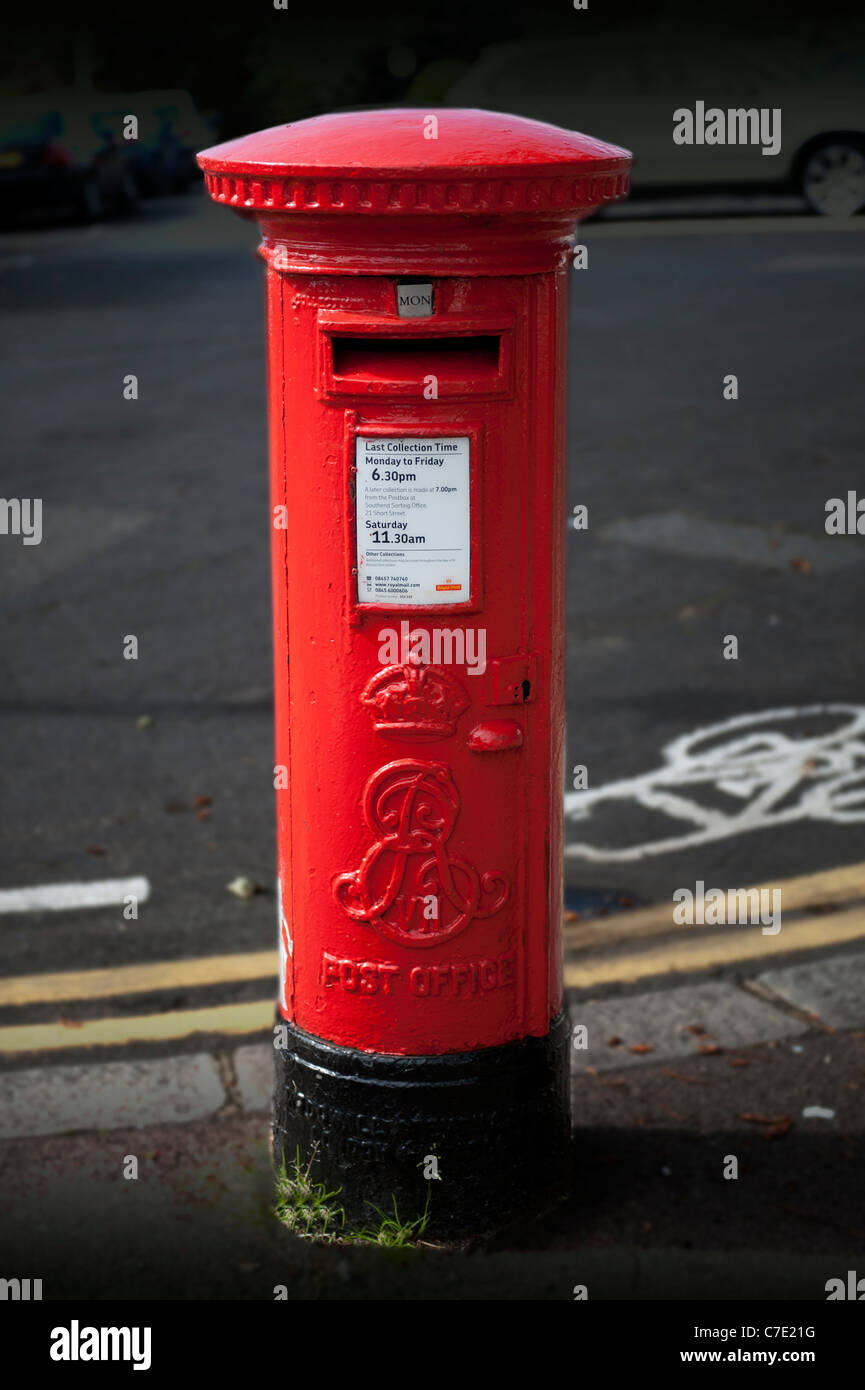 George v11 post box hi-res stock photography and images - Alamy