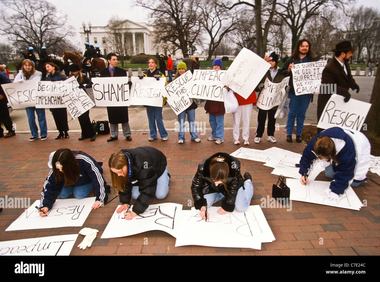 Monica lewinsky 1998 hi-res stock photography and images - Alamy